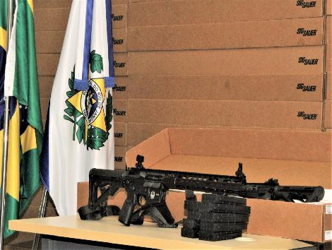 Governo do Rio de Janeiro entrega 500 novos fuzis para a Polícia Civil ...